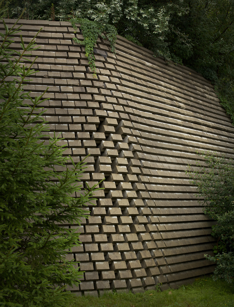 Collapsing Wall | CLAMP